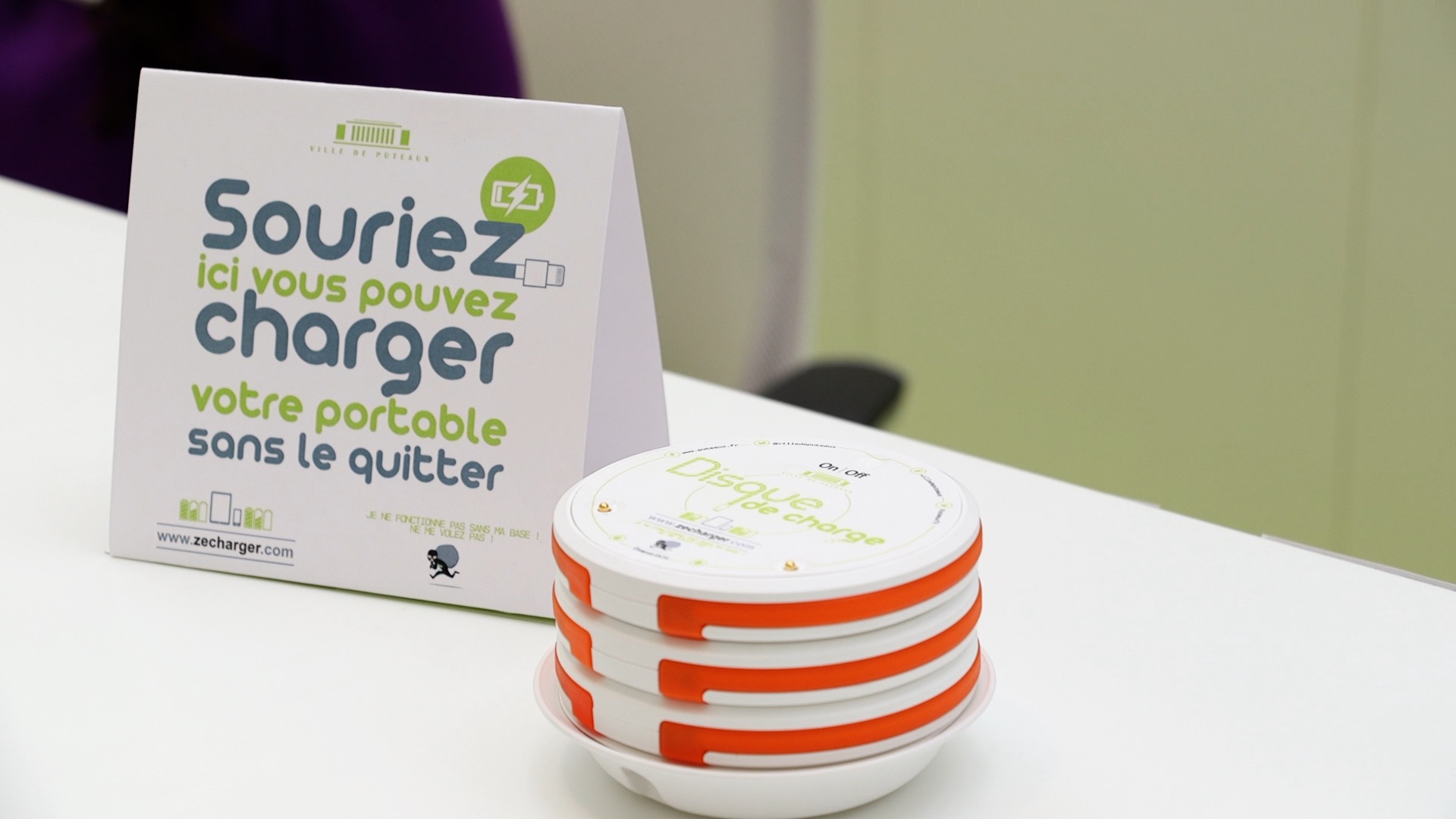 Chargeur mobile connecté pour point d'accueil - Smart by Design